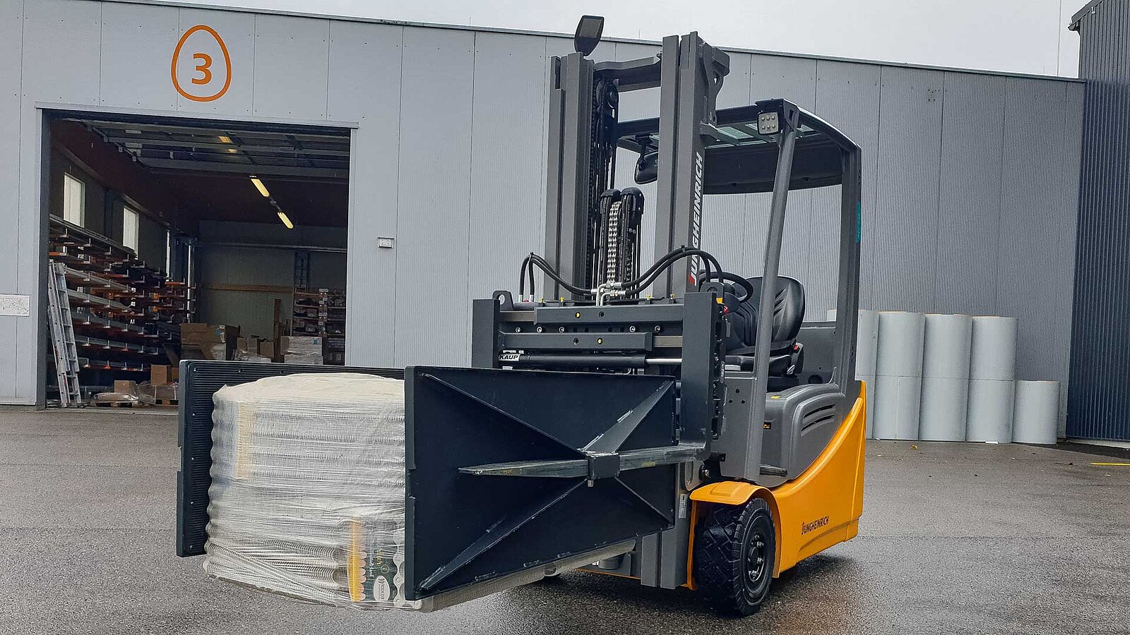 Forklift attachments from independent manufacturer | KAUP